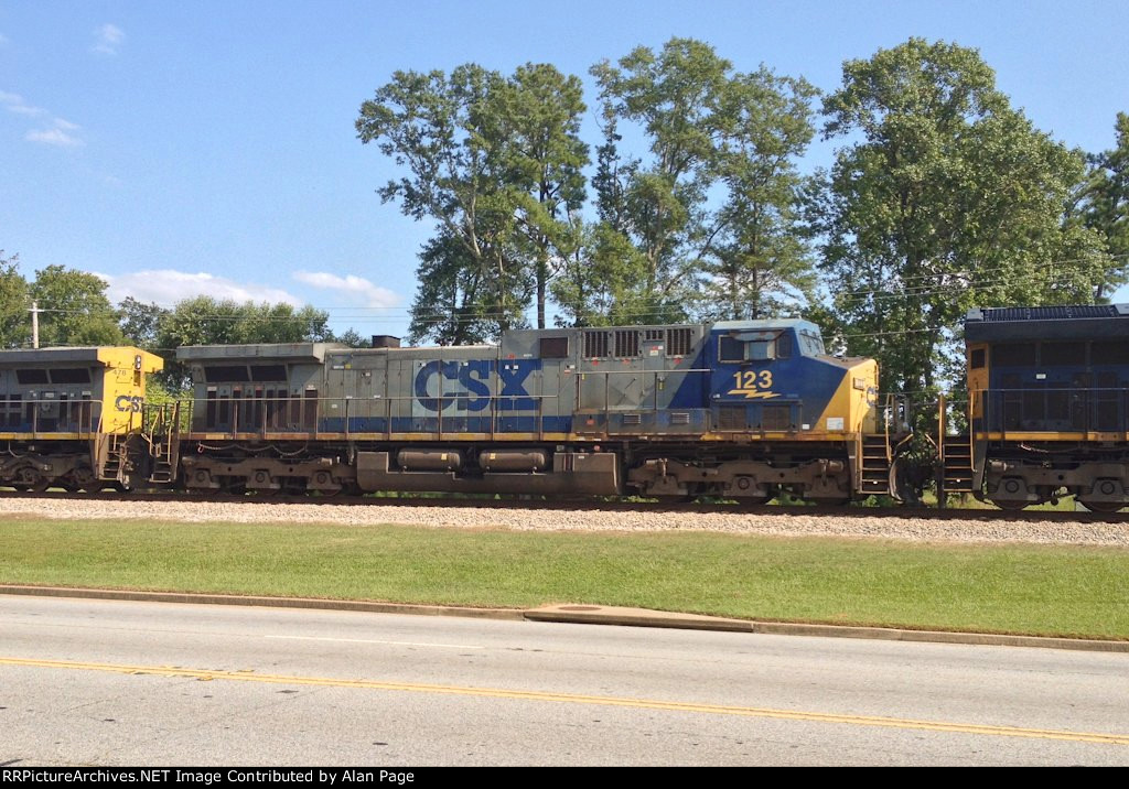 CSX 123 runs second
